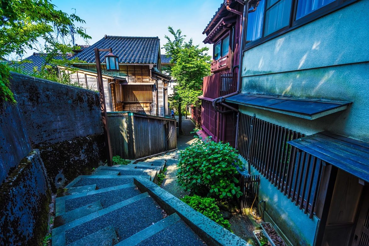 Enjoy an authentic Japanese experience in Kanazawa. ~ Higashi tea house ...