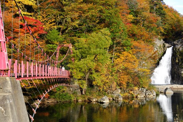 A Fall Foliage Viewing Spot in Akita: Hottai Falls amid the Mountain ...
