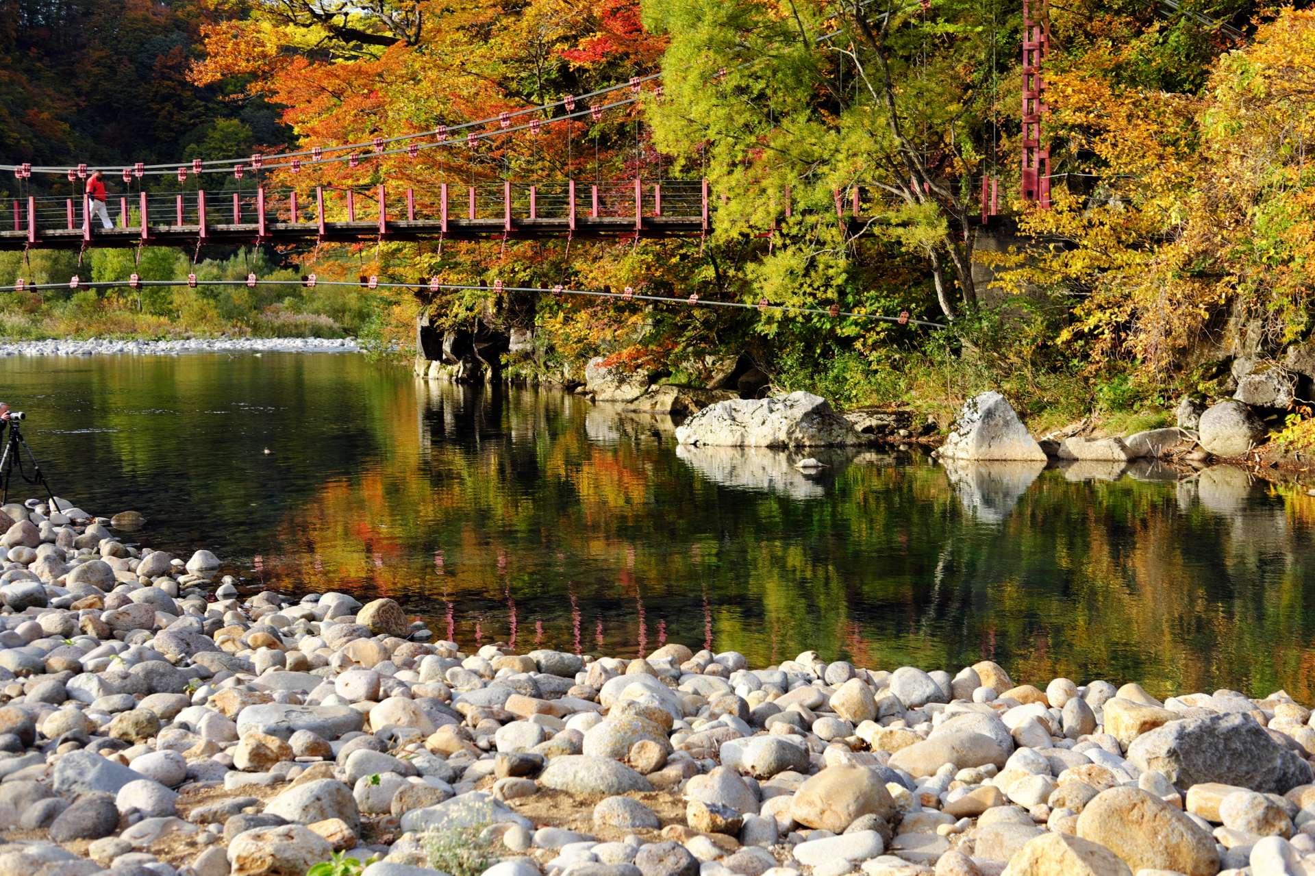 A Fall Foliage Viewing Spot in Akita: Hottai Falls amid the Mountain ...