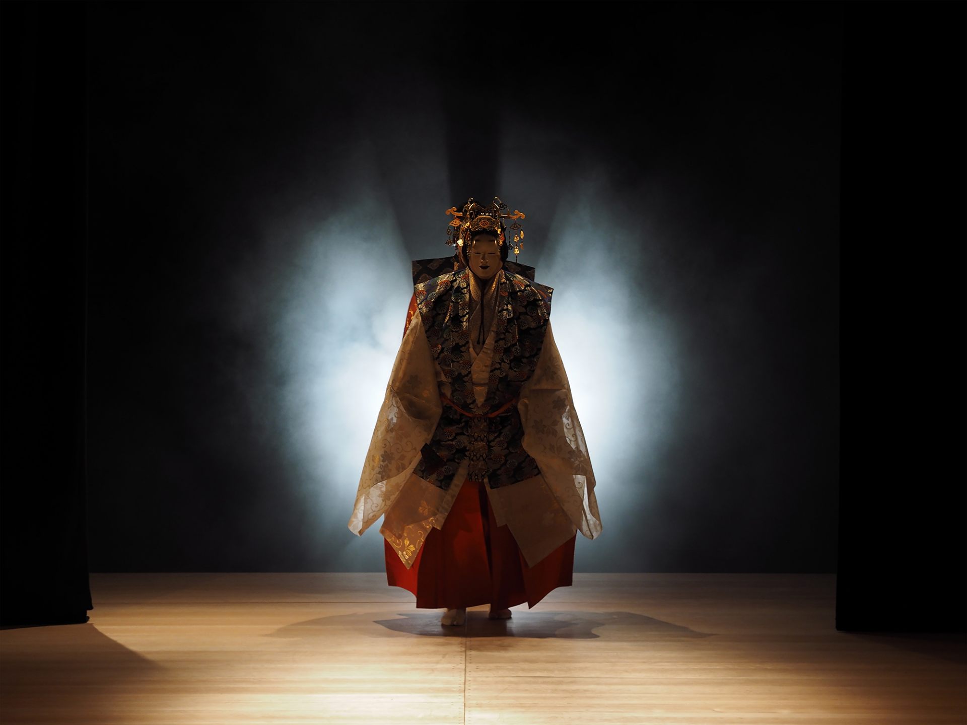 Feel the heart and the world of Noh in a real Noh theatre | GOOD LUCK TRIP