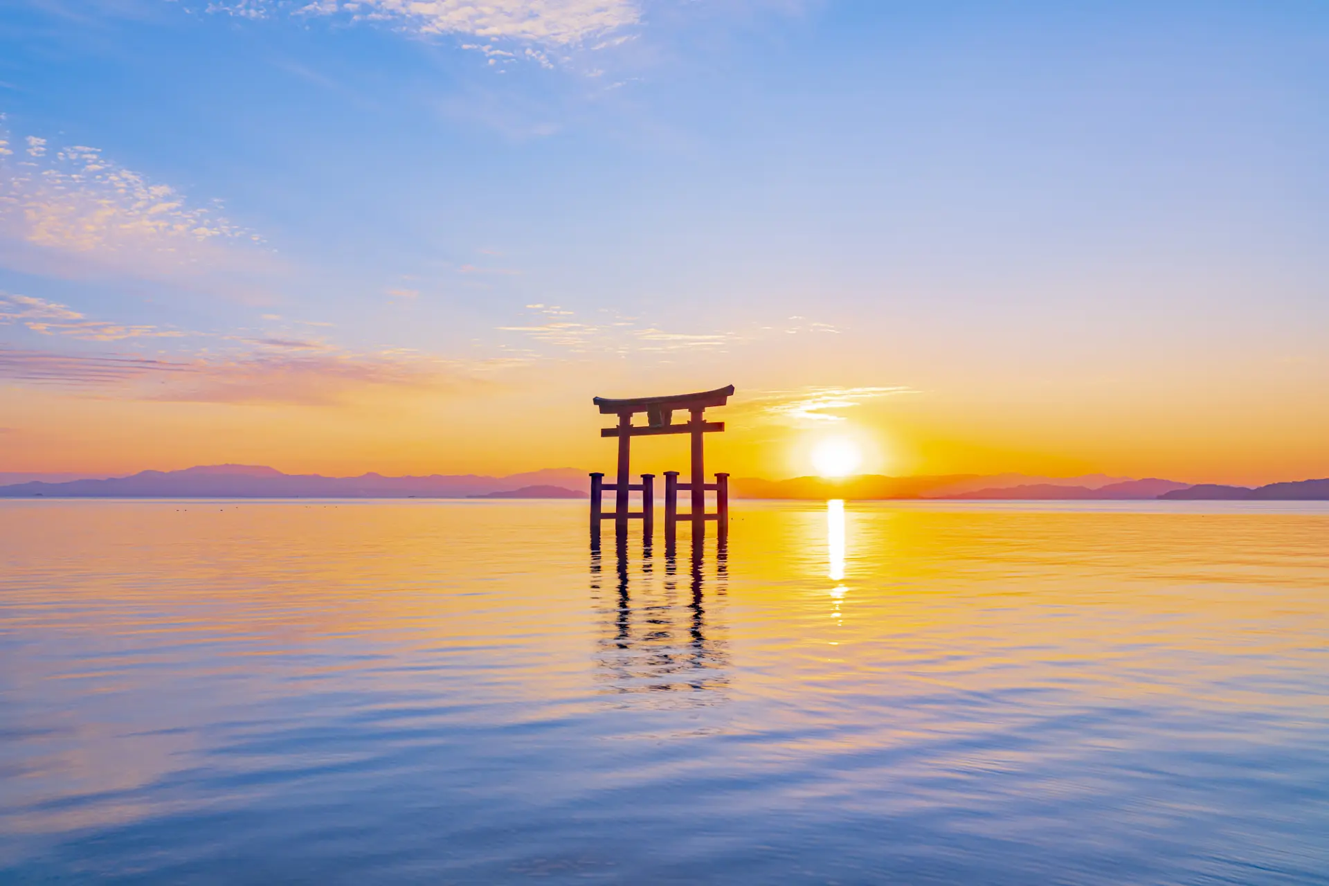 湖中の鳥居と琵琶湖が織りなす神秘的な絶景が魅力！白鬚神社の観光ガイド Good Luck Trip
